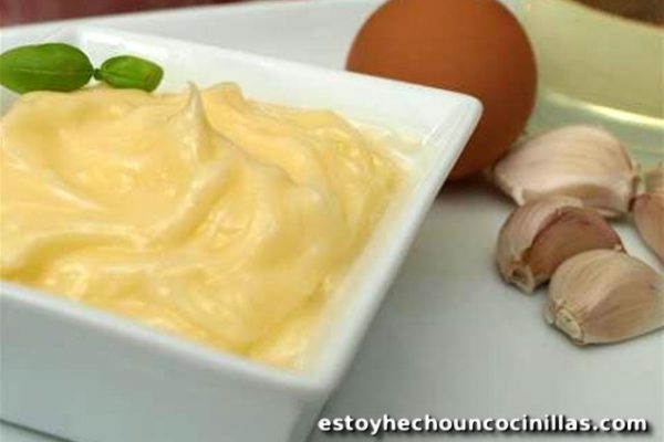 Receta de alioli a mano (con huevo)