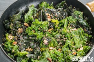 Receta de col kale salteada con frutos secos y semillas