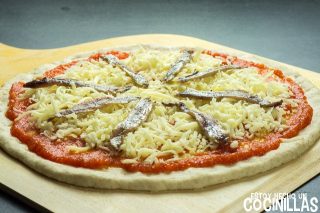 Receta de pizza de anchoas, aceitunas y alcaparras (pizza a la putanesca)