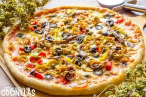 Receta de pizza de atún con anchoas, aceitunas y pimientos. ¡Espectacular!