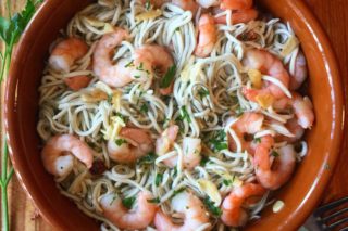 Receta de gulas con gambas al ajillo