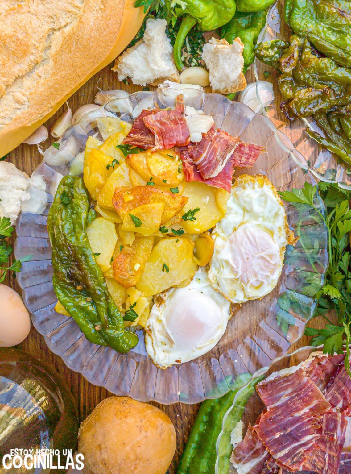 Receta de huevos fritos con patatas, jamón y pimientos. Mi plato favorito