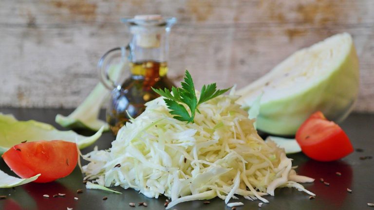 Receta de repollo rehogado con jamón y huevo