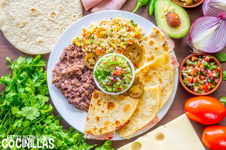 Receta de quesadillas de jamón y queso con guarniciones mexicanas