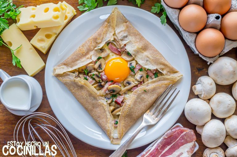 Receta de crepes con champiñones, bacon, queso y huevo